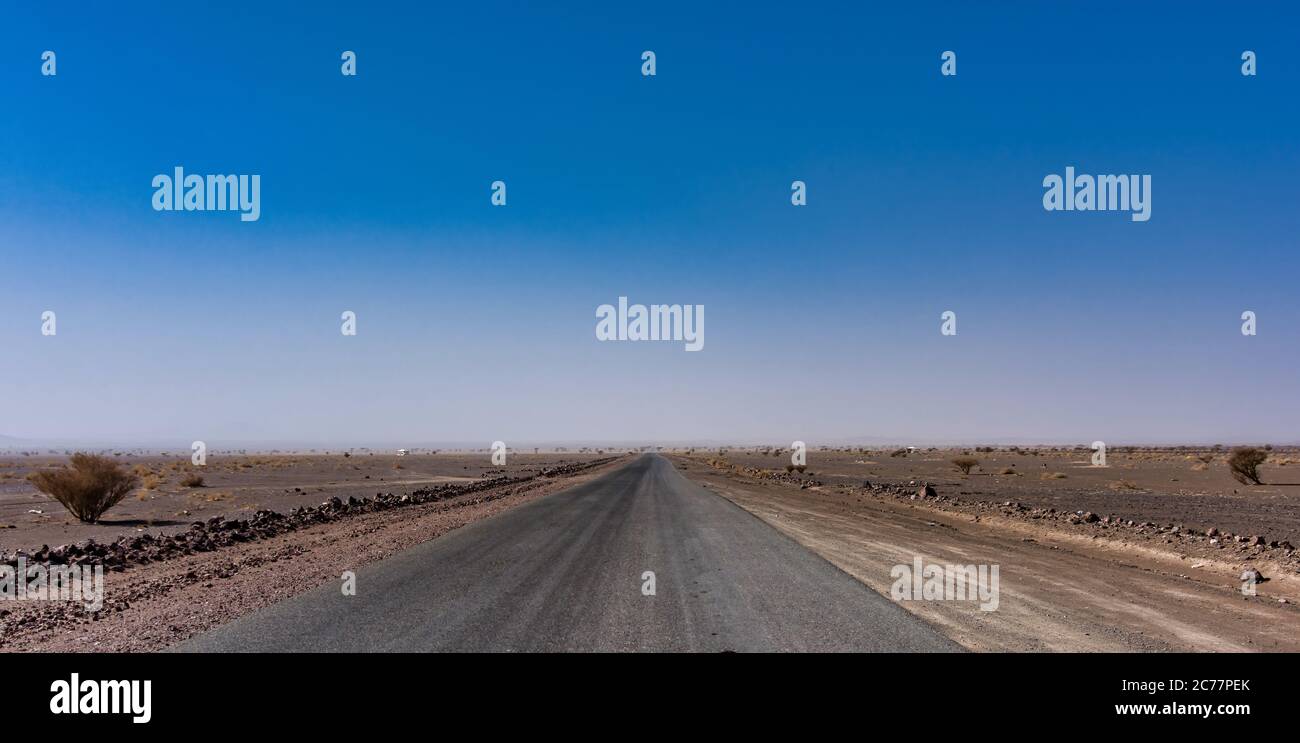 Welcome to the open desert - Open desert road Stock Photo - Alamy