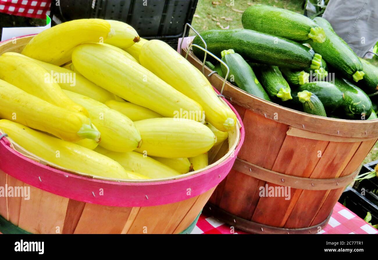 Baskets of yellow squash hi-res stock photography and images - Alamy