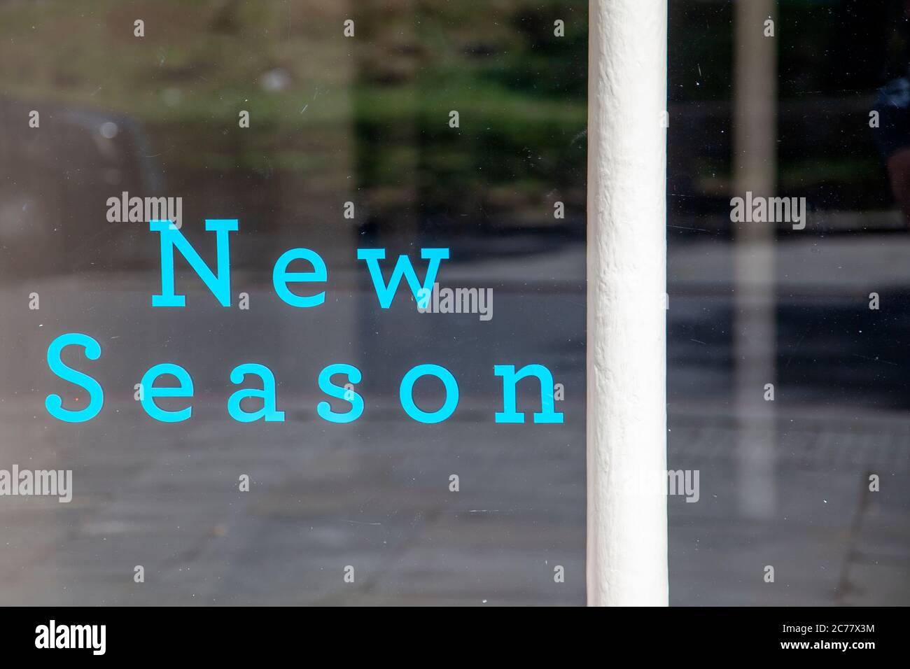 Empty shop window hi-res stock photography and images - Alamy