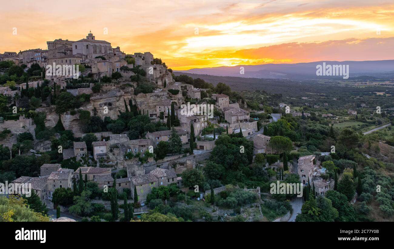 Goult in Provence, beautiful village perched on the mountain Stock ...