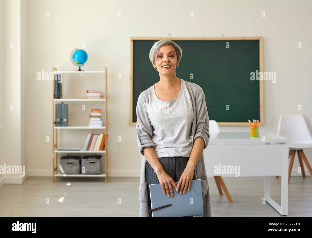 Teacher student one on one classroom hi-res stock photography and ...