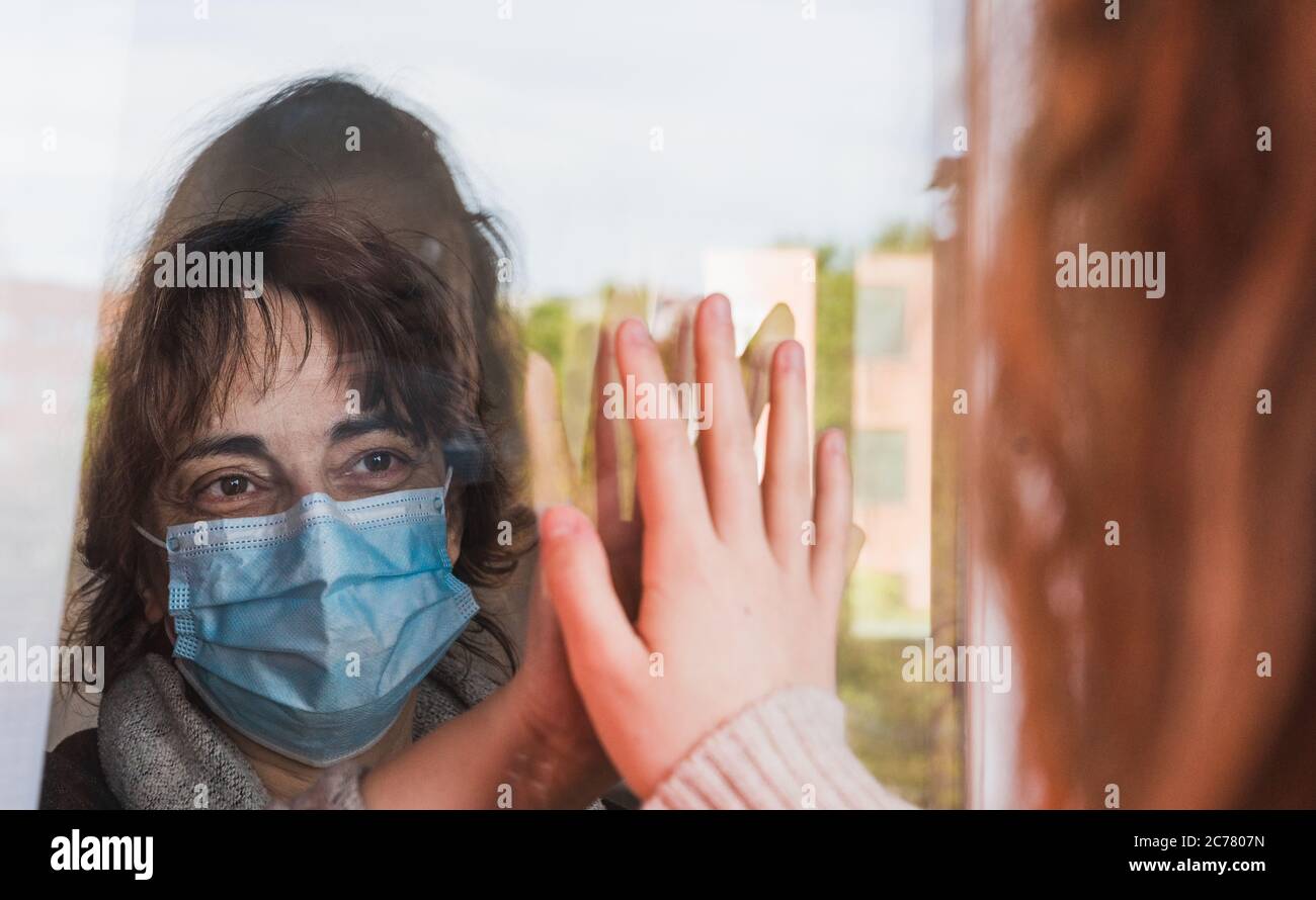 Mother and daughter are separated because of the quarantine Corona ...