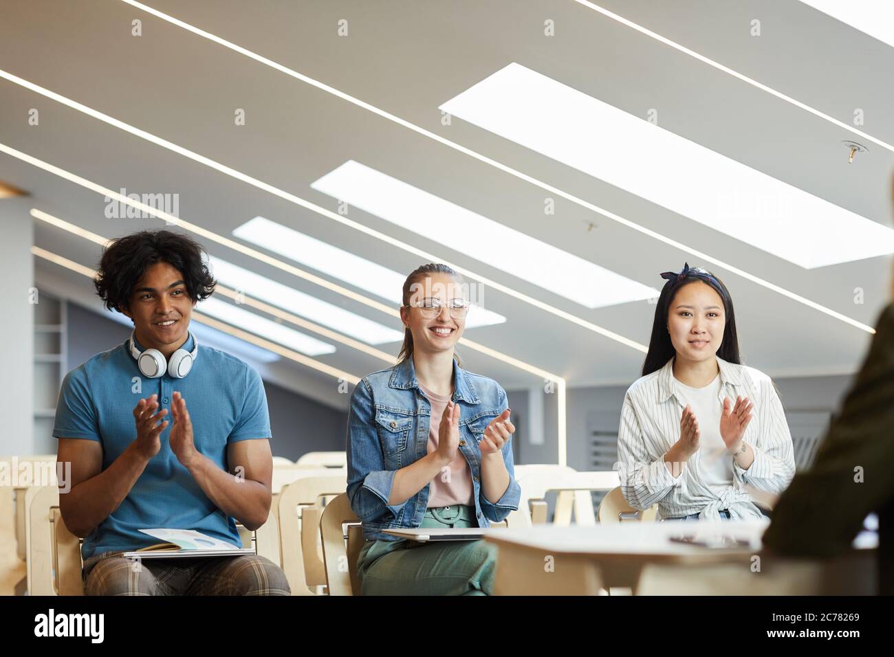 Students clapping in classroom hi-res stock photography and images - Alamy
