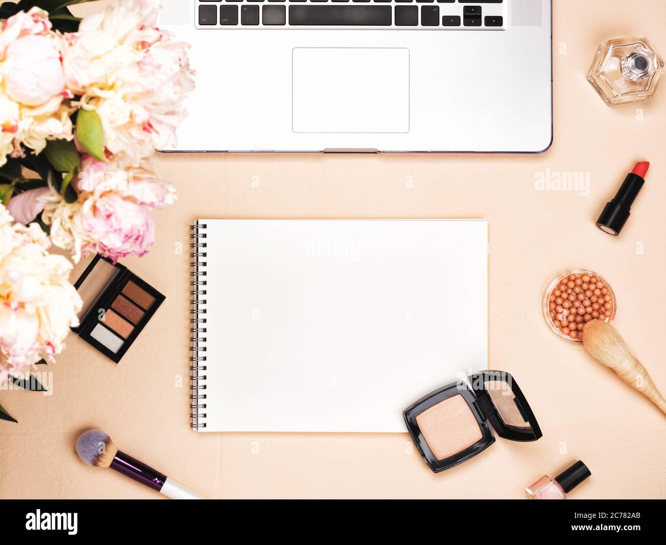 Female beauty blogger workspace hi-res stock photography and images - Alamy