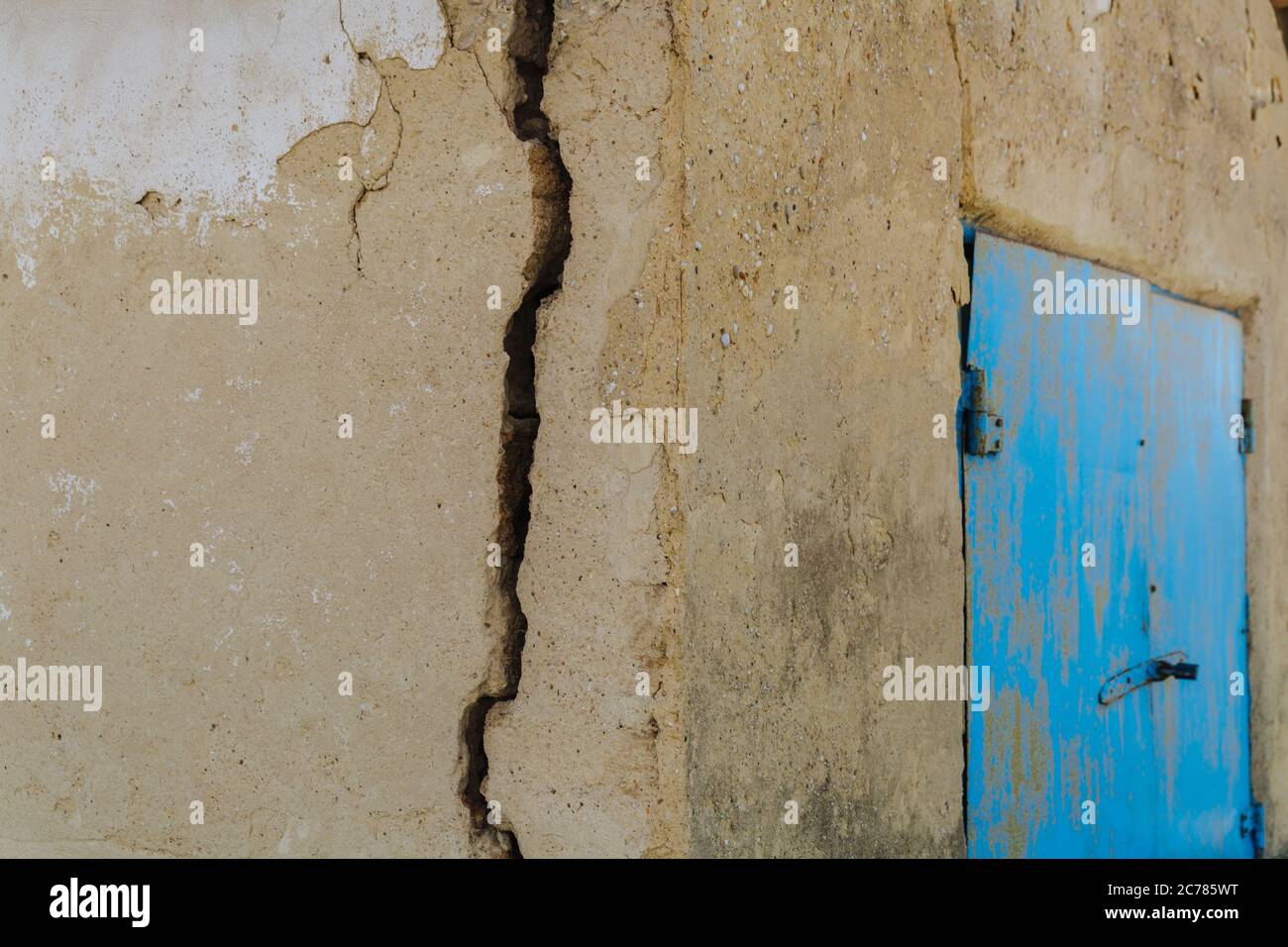 Dangerous structure hi-res stock photography and images - Alamy