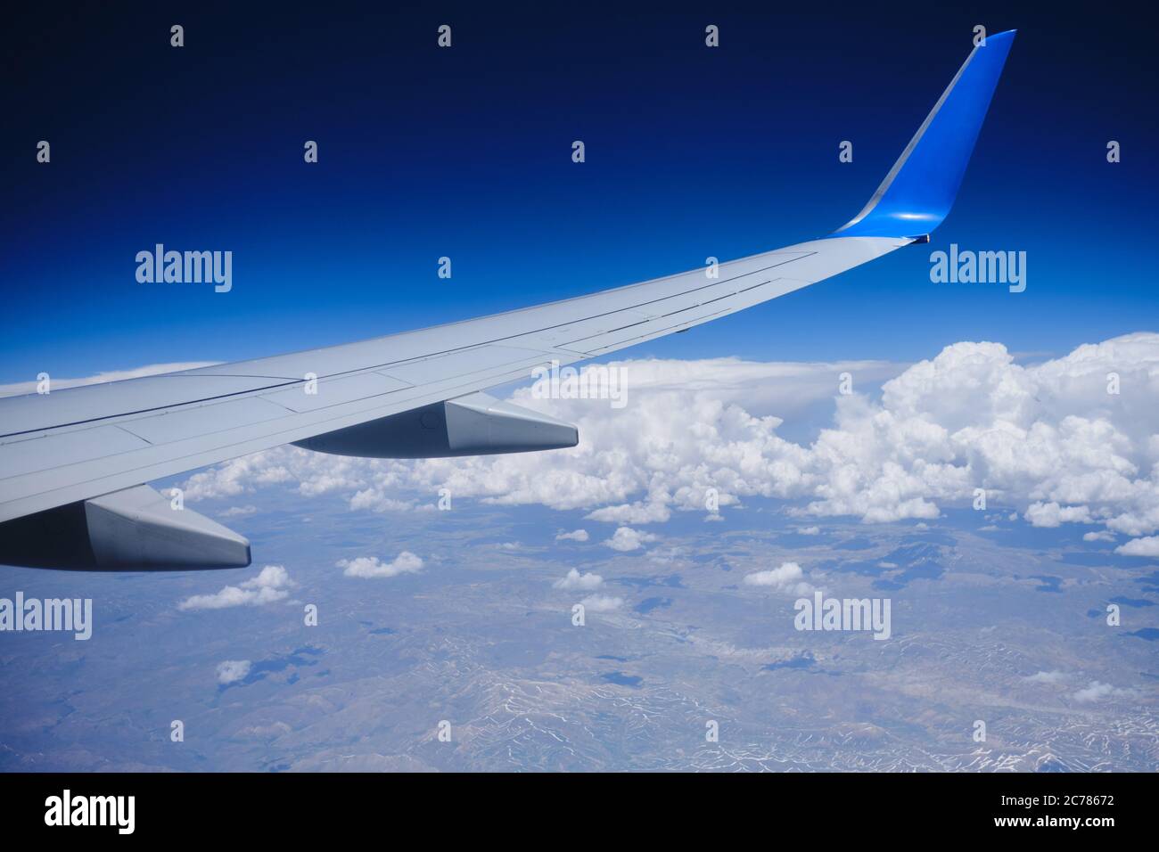 Plane horizon aerial view. Airplane wing sky view Stock Photo - Alamy