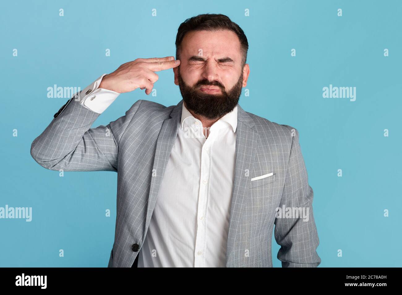 Man pointing gun at head hi-res stock photography and images - Alamy