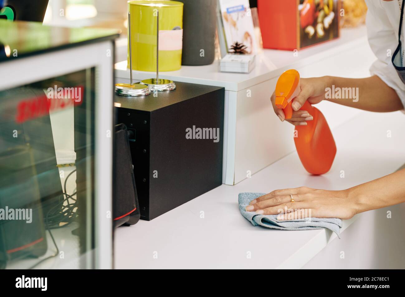 Wiping Counter High Resolution Stock Photography and Images - Alamy