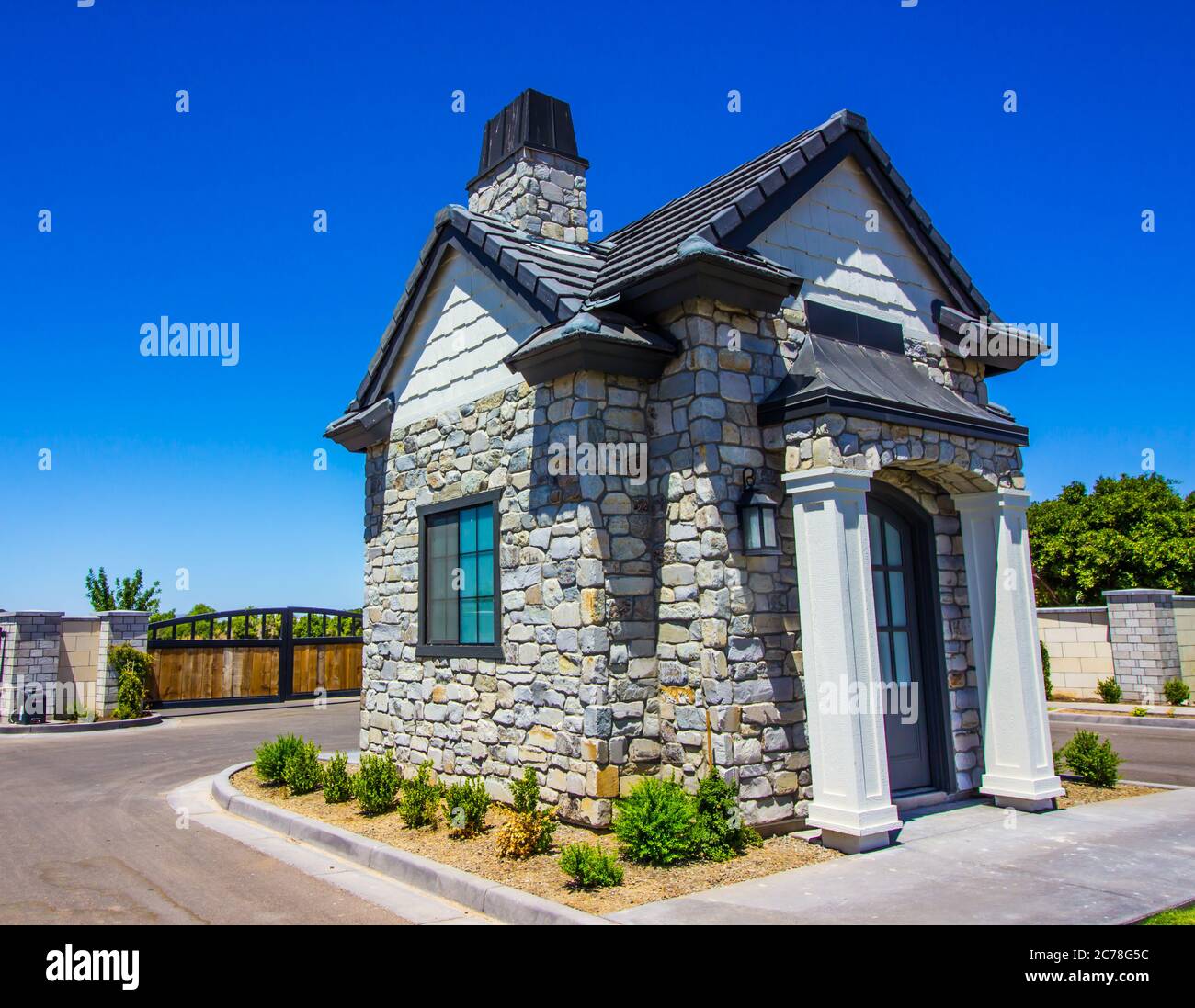 Driveway with columns hi-res stock photography and images - Alamy