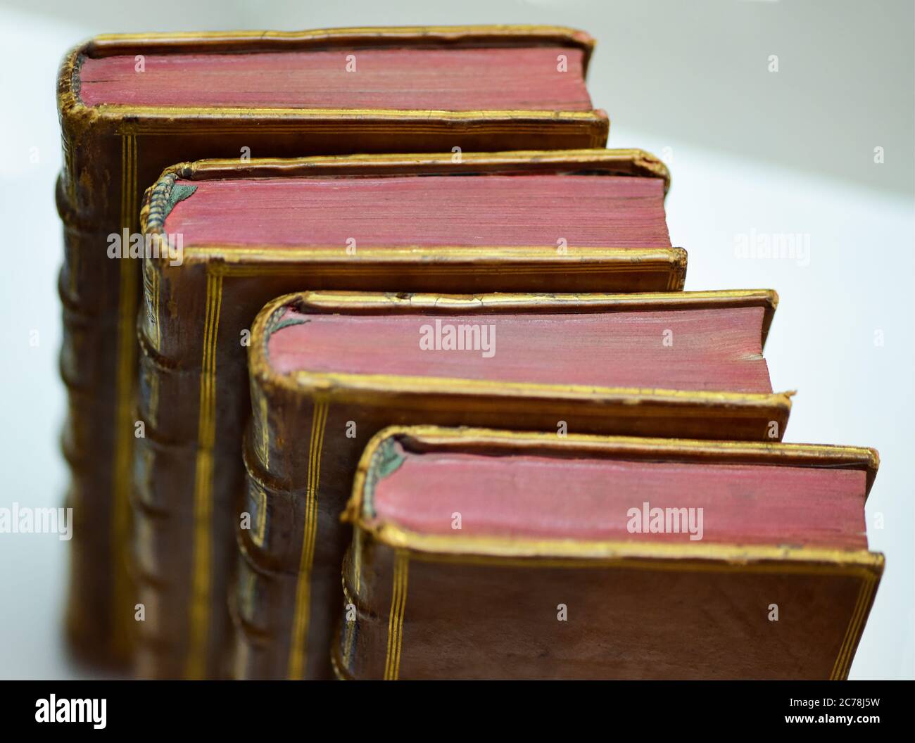 Old leather bound books hi-res stock photography and images - Alamy