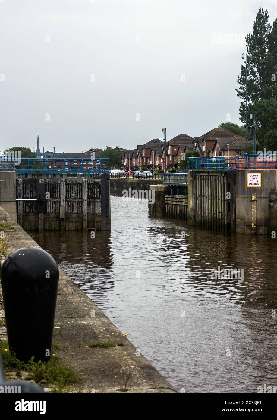Dock gates hi-res stock photography and images - Alamy