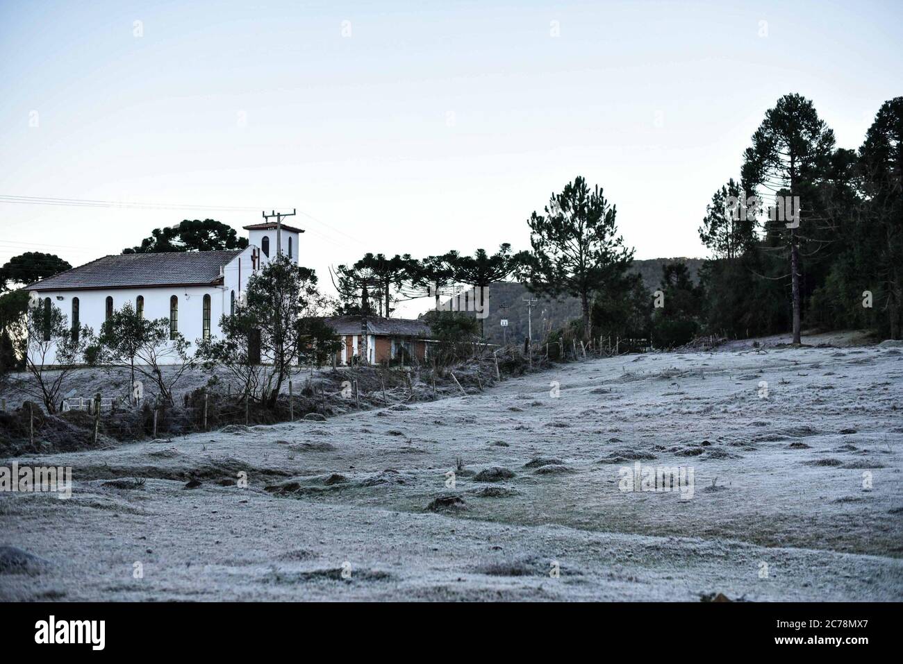 Lages (SC), 15/07/2020 - Clima / Frio - Geada cobre os campos de Lages ...