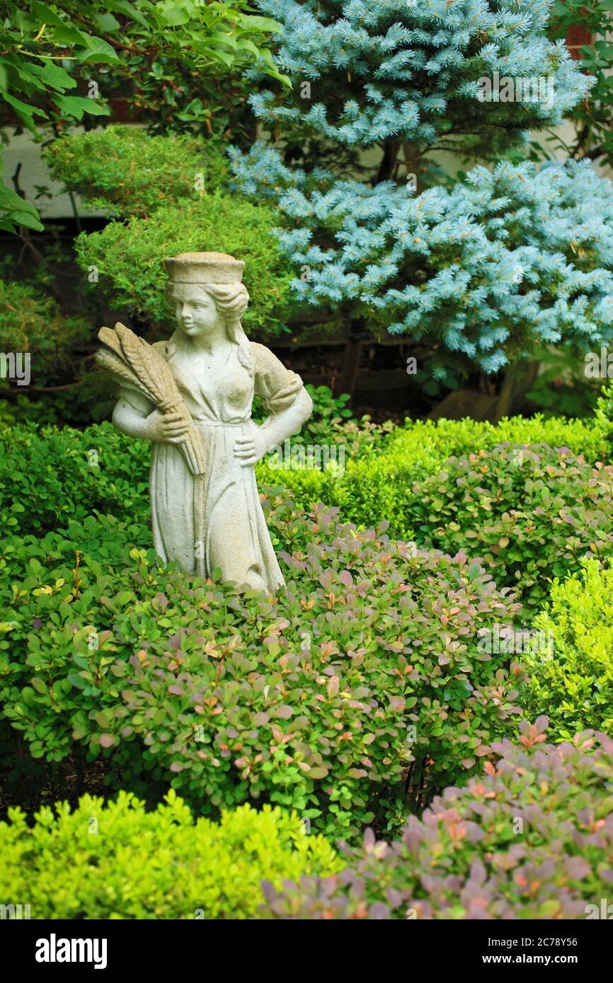 Garden statue hi-res stock photography and images - Alamy