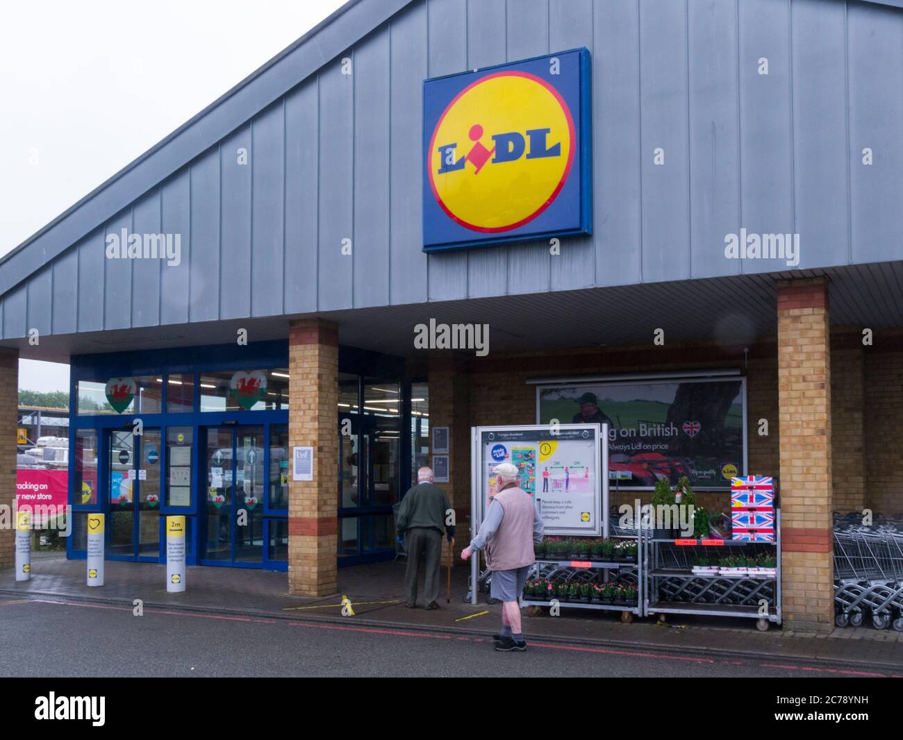 Men about to enter lidl supermarket hi-res stock photography and images ...