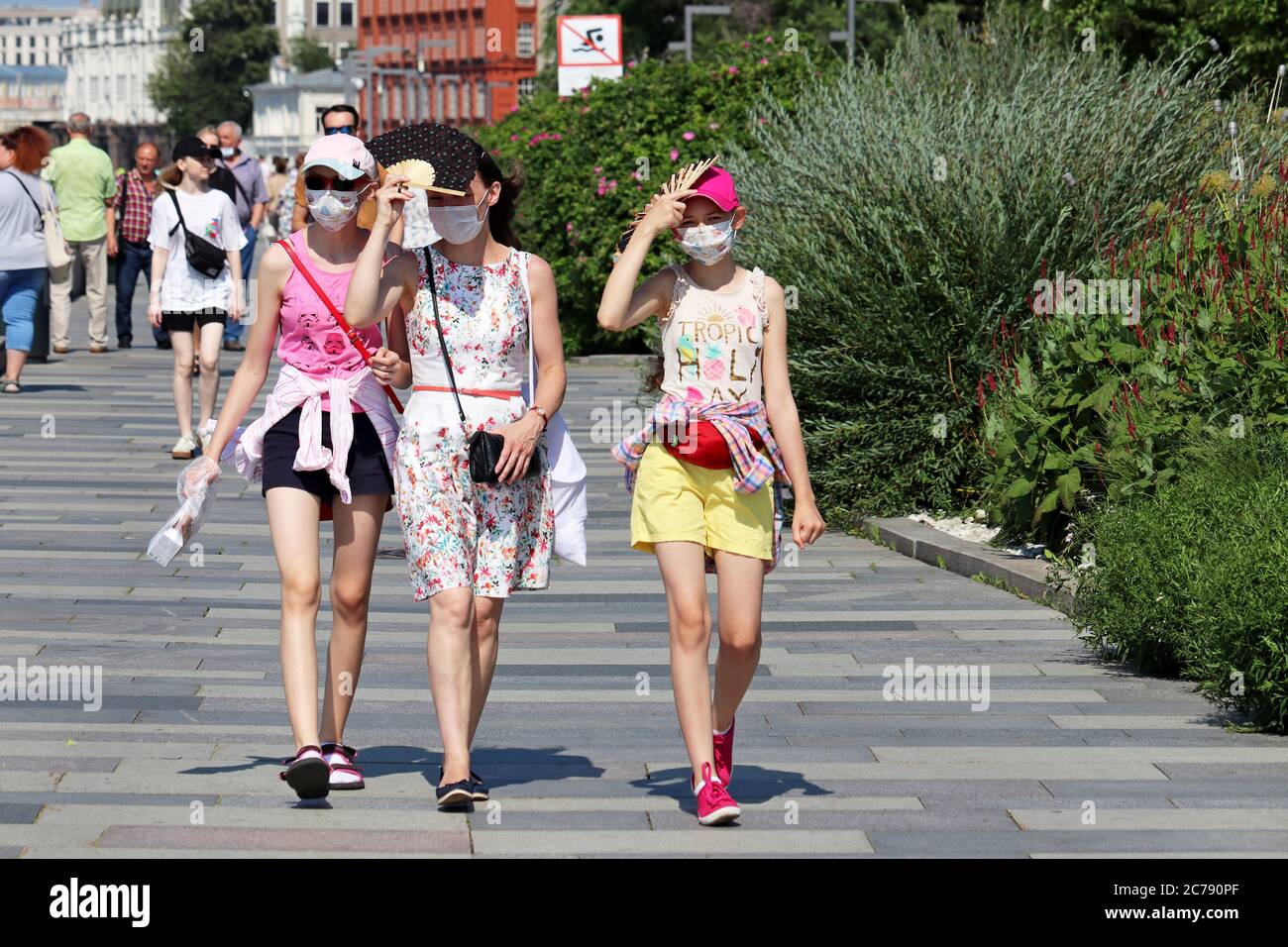 Hot and sunny weather hi-res stock photography and images - Alamy