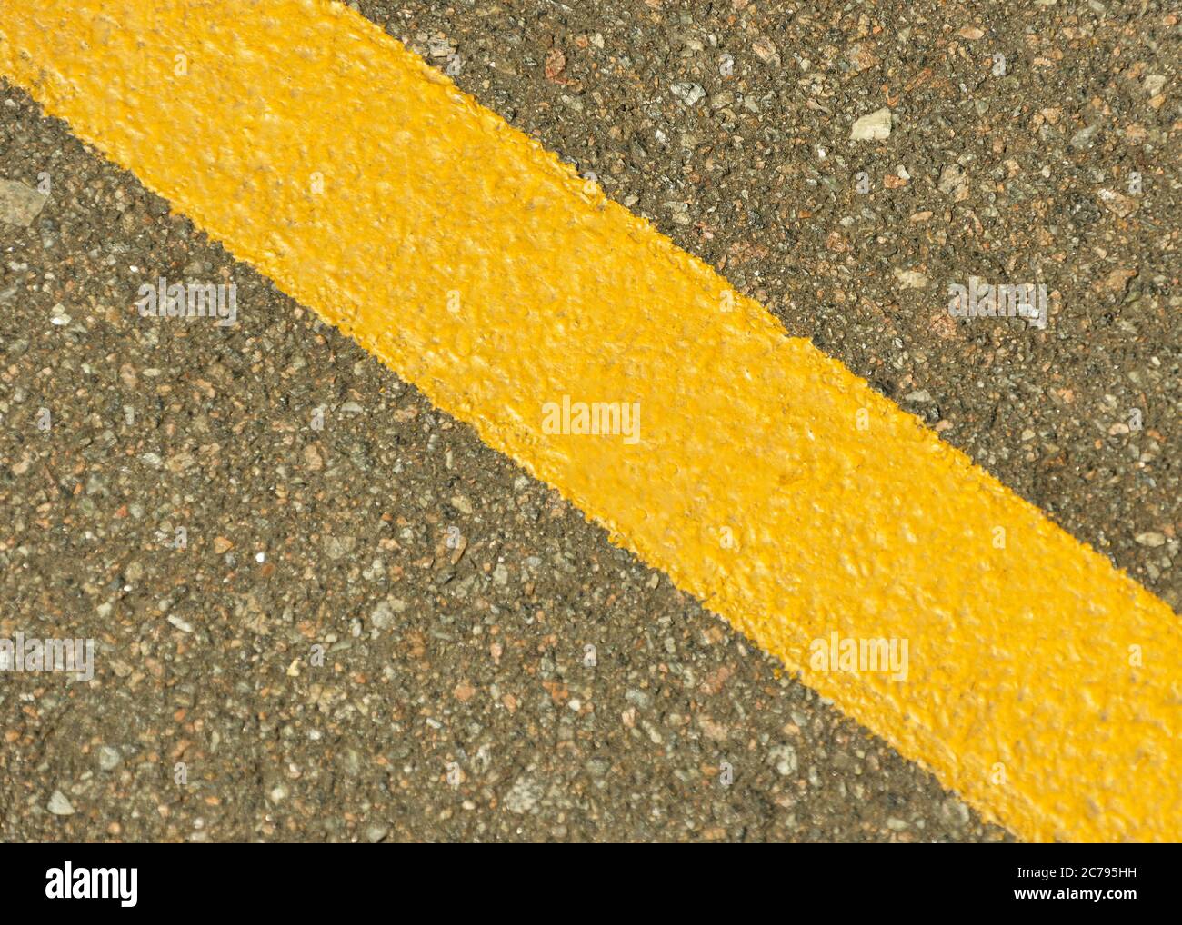 dividing line on an asphalt road Stock Photo - Alamy