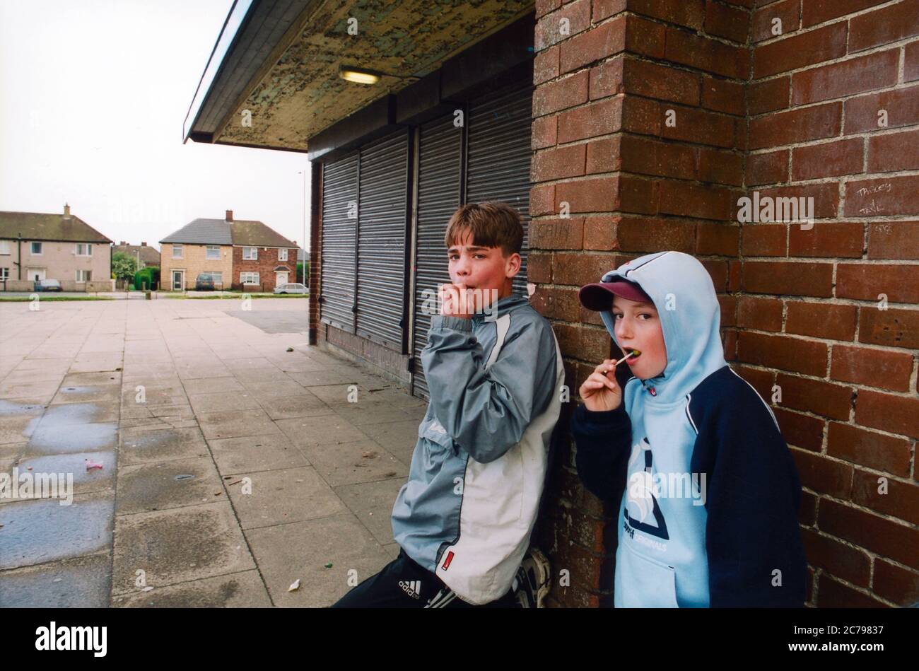 Kids hanging around closed shops; Bradford council estate Stock Photo ...