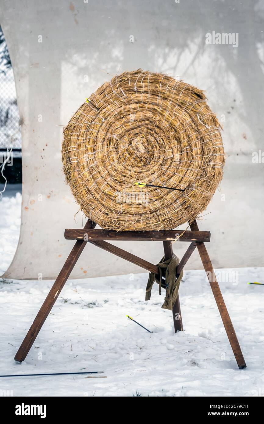 Straw target hi-res stock photography and images - Alamy