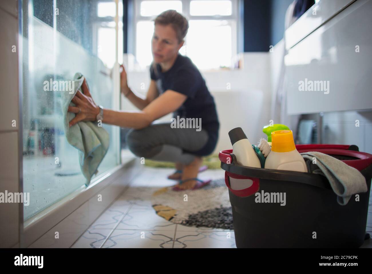 Woman cleaning bathroom Stock Photo - Alamy