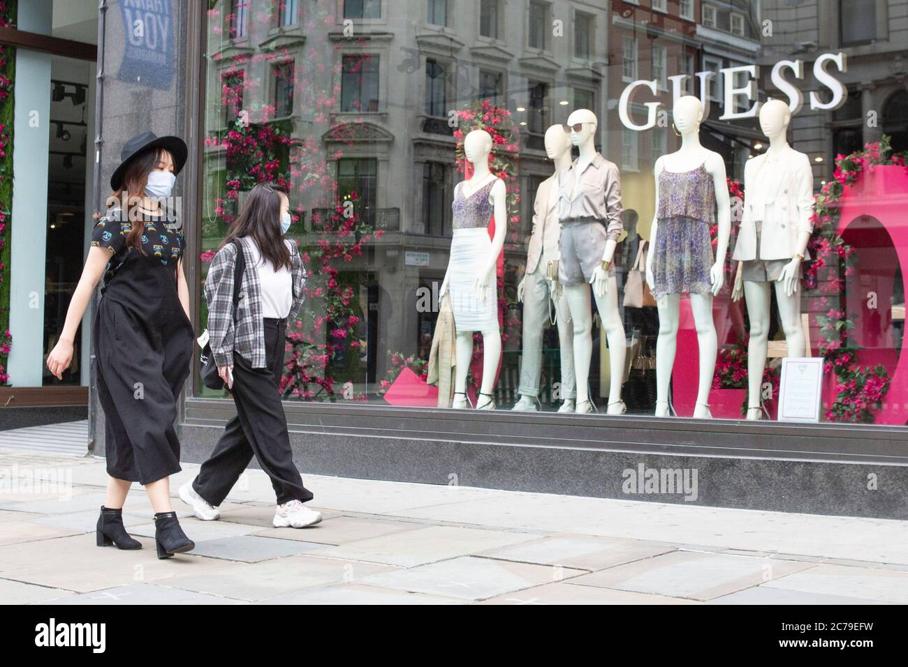 Shoppers wearing masks in London Stock Photo - Alamy