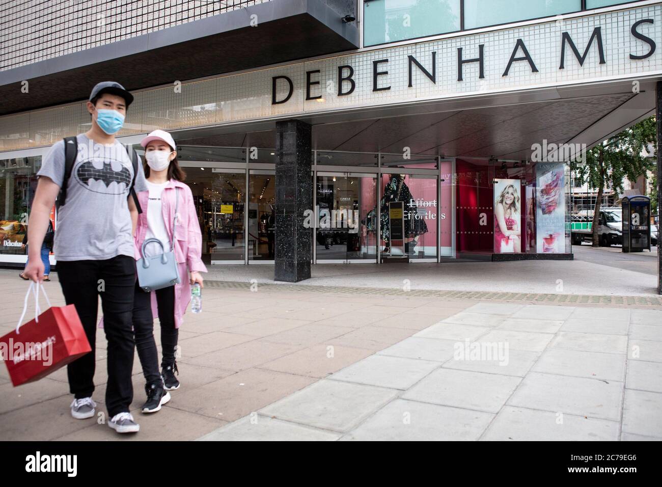 Shoppers wearing masks in London Stock Photo - Alamy