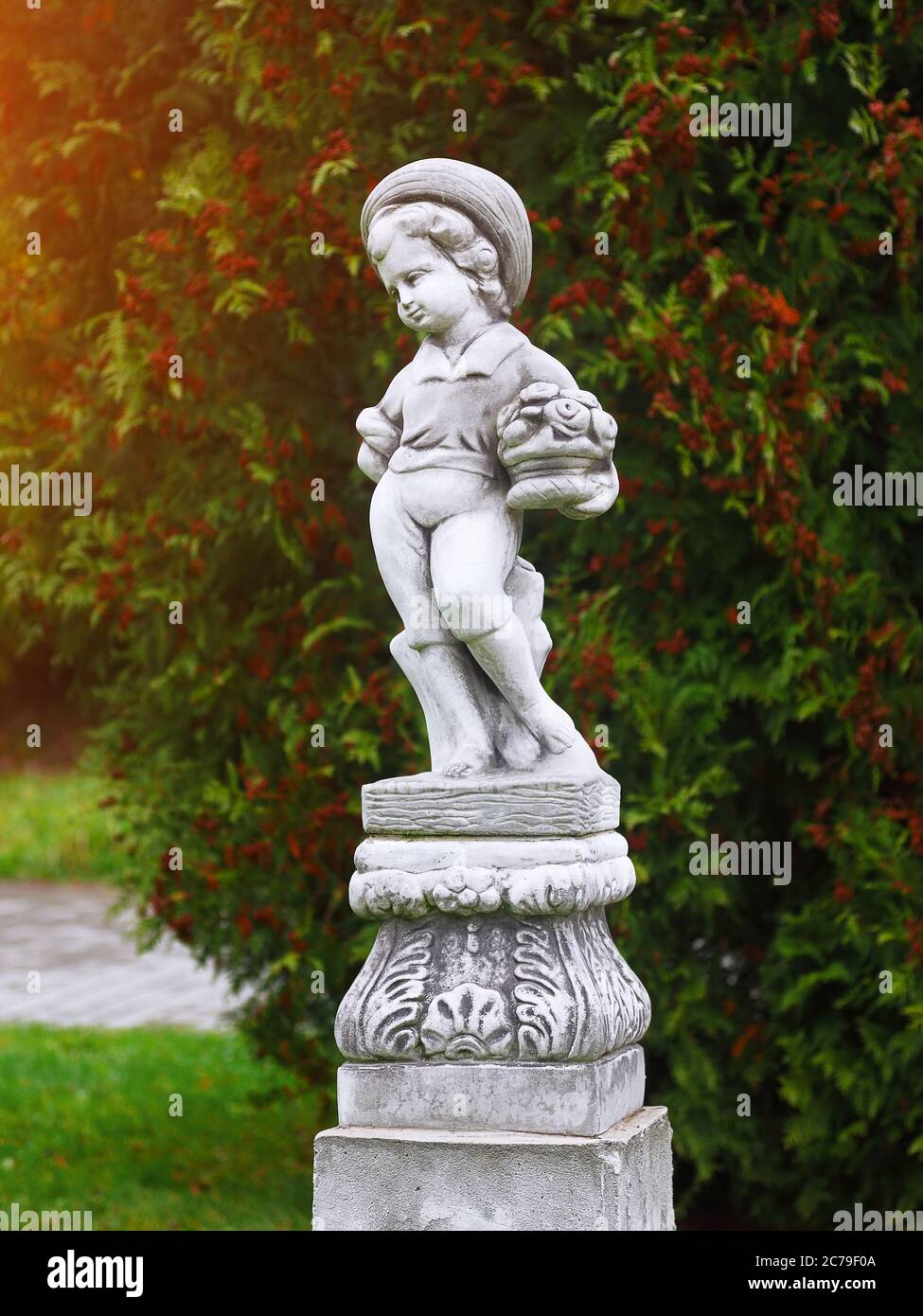 Boy statues hi-res stock photography and images - Alamy
