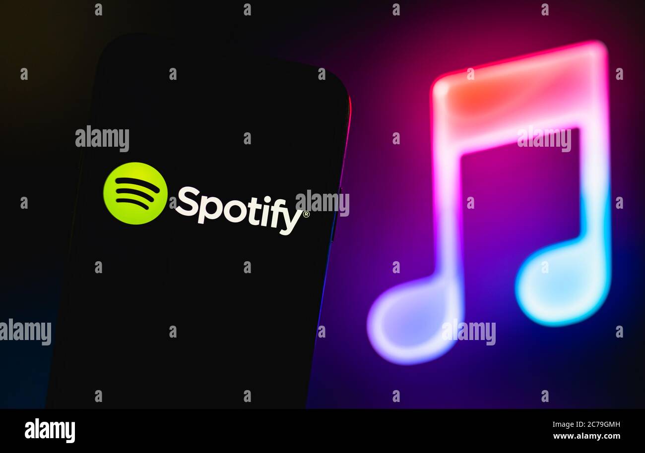 Spotify logo on the smartphone screen. Close up Stock Photo - Alamy
