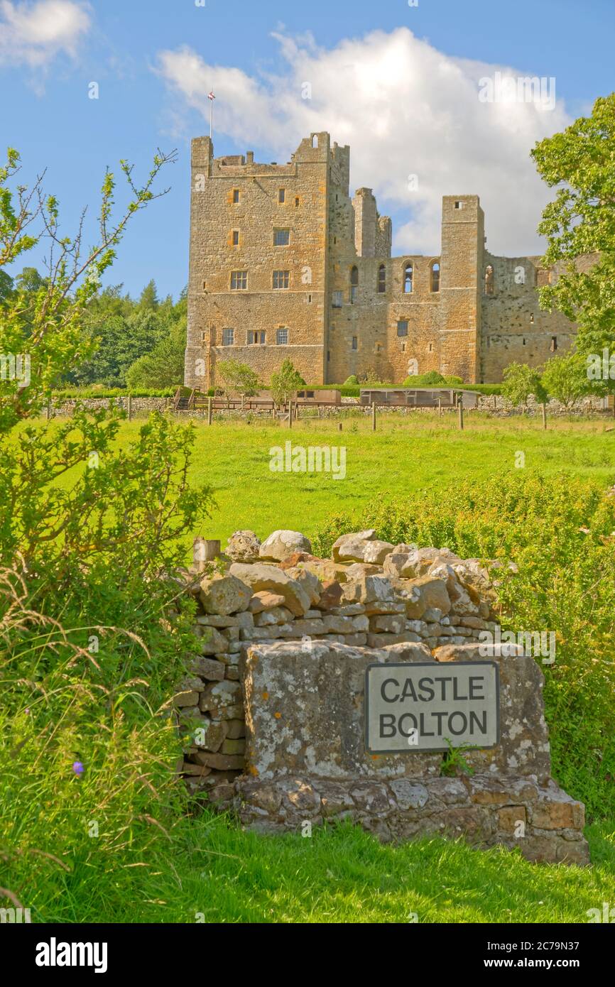 Quadrangular castles hi-res stock photography and images - Alamy