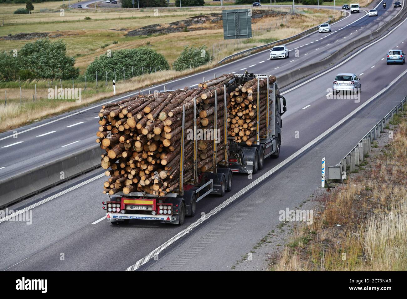 Timber truck in traffic on the E4 motorway. Photo Jeppe Gustafsson ...
