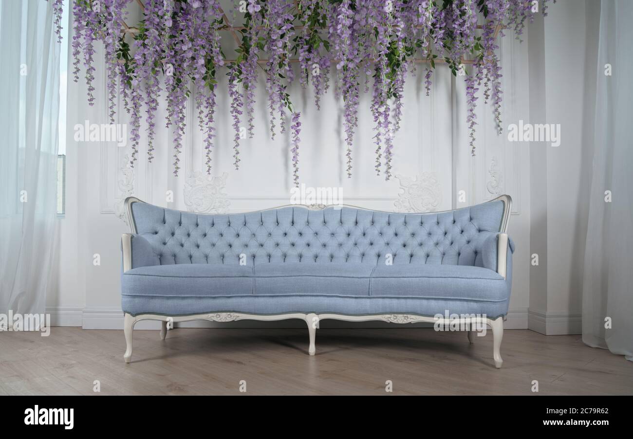 Blue classic sofa hi-res stock photography and images - Alamy