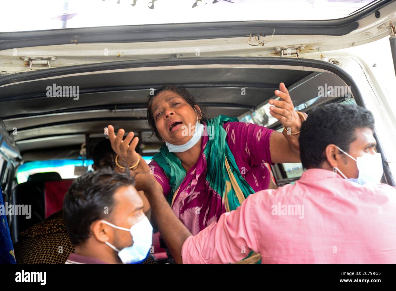 Child crying bangladesh hi-res stock photography and images - Alamy