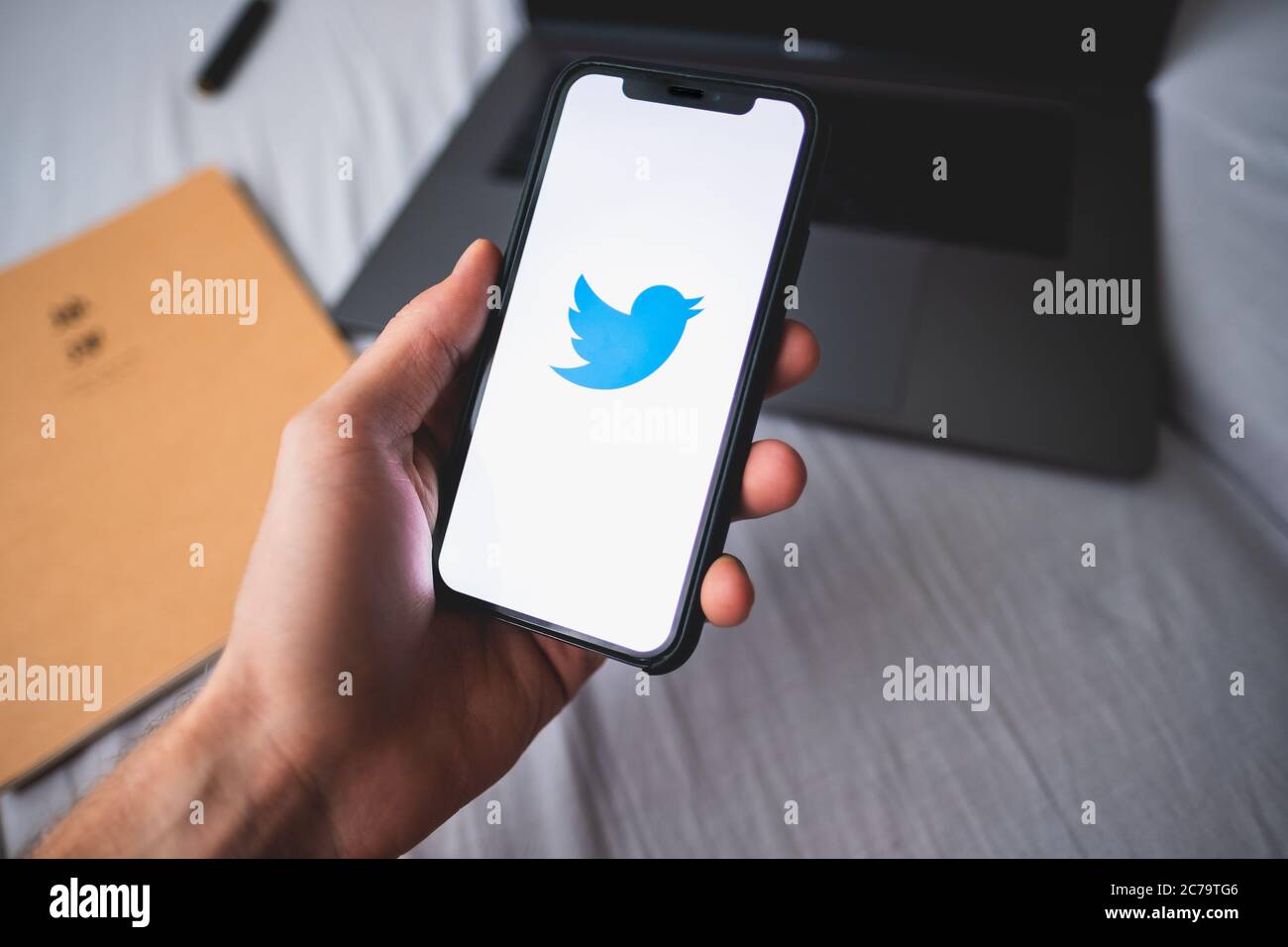 Connect using twitter hi-res stock photography and images - Alamy