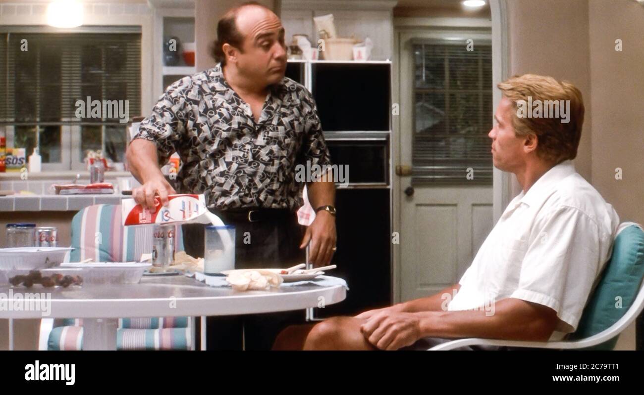 USA. Arnold Schwarzenegger and Danny DeVito in a scene from the ...