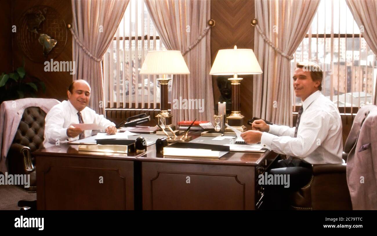 USA. Arnold Schwarzenegger and Danny DeVito in a scene from the ...