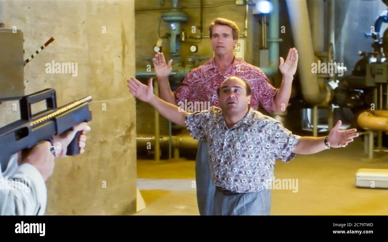 USA. Arnold Schwarzenegger and Danny DeVito in a scene from the ...