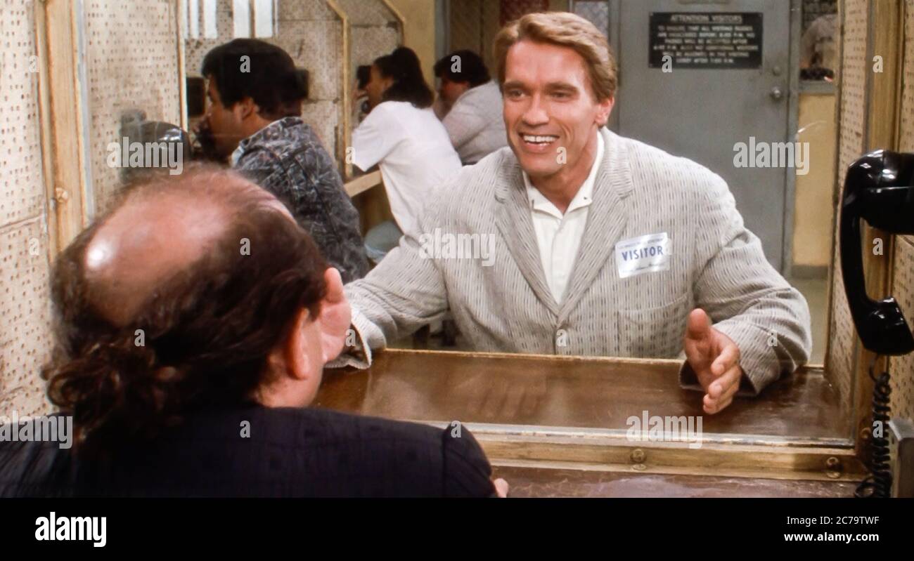 USA. Arnold Schwarzenegger and Danny DeVito in a scene from the ...