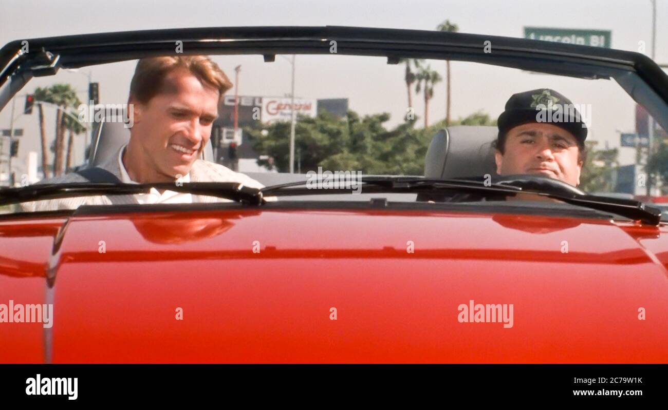 USA. Arnold Schwarzenegger and Danny DeVito in a scene from the ...