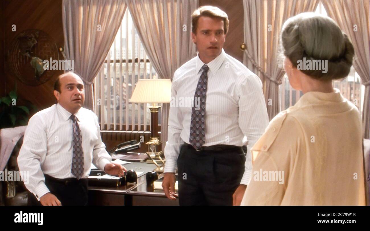 USA. Bonnie Bartlett, Arnold Schwarzenegger and Danny DeVito in a scene ...