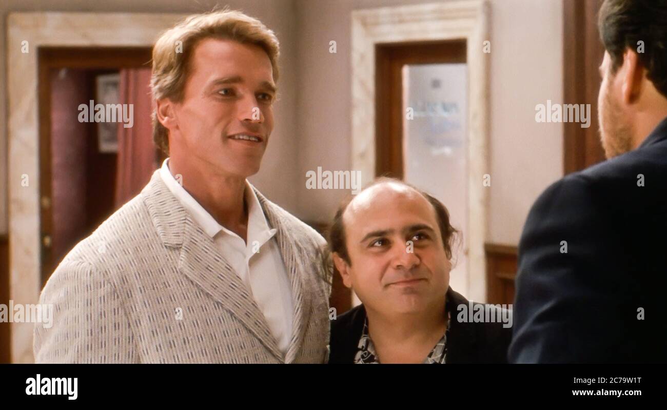 USA. Arnold Schwarzenegger and Danny DeVito in a scene from the ...