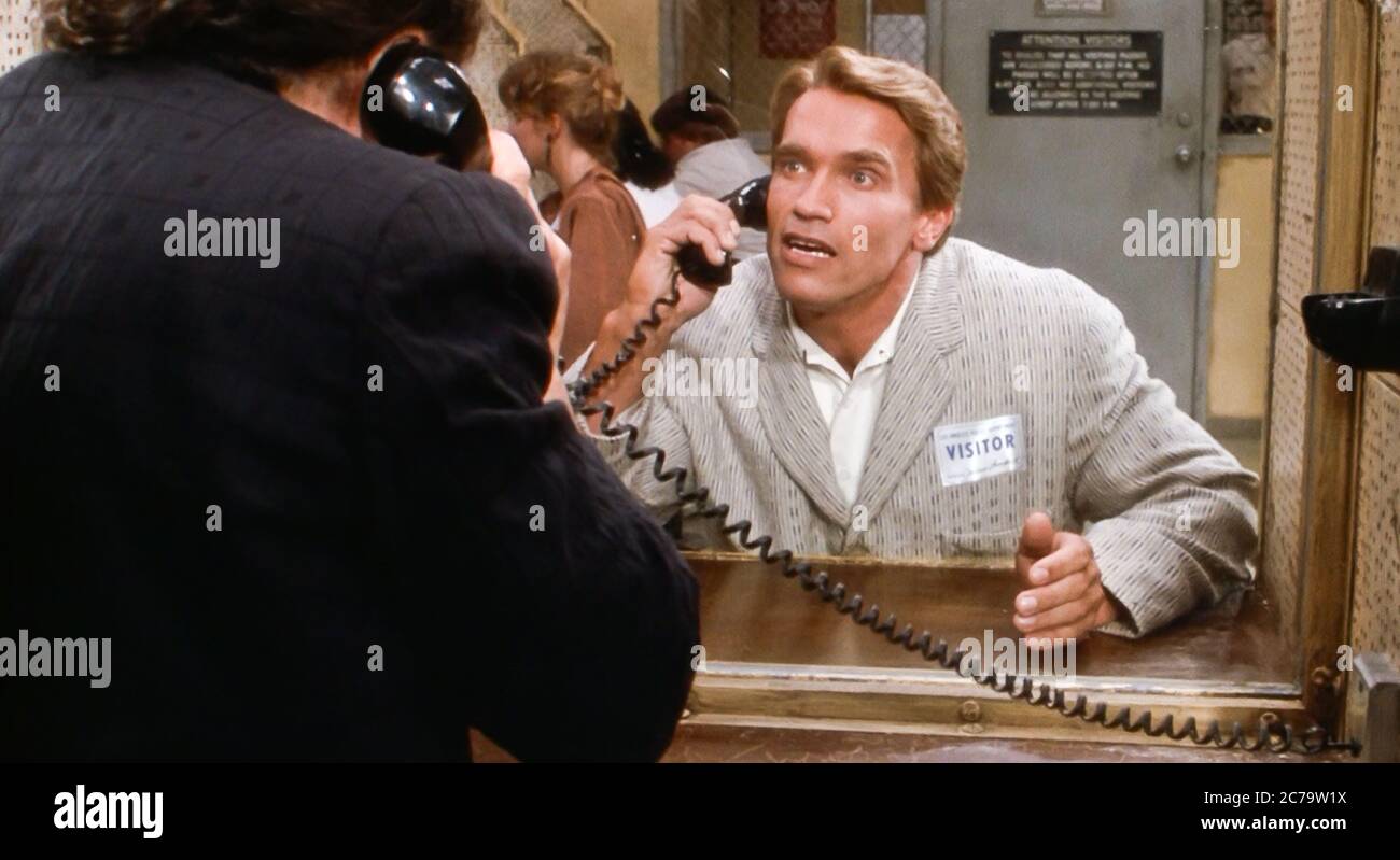 USA. Arnold Schwarzenegger and Danny DeVito in a scene from the ...