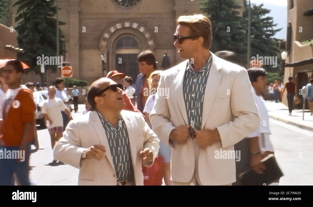 USA. Arnold Schwarzenegger and Danny DeVito in a scene from the ...