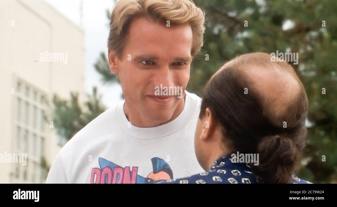 Danny devito twins 1988 hi-res stock photography and images - Alamy