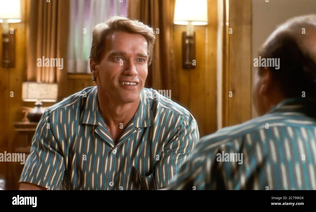 USA. Arnold Schwarzenegger and Danny DeVito in a scene from the ...