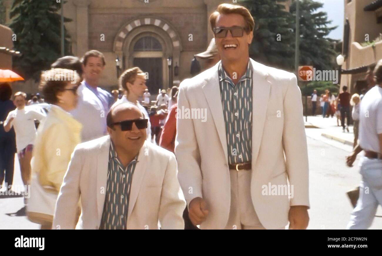 USA. Arnold Schwarzenegger and Danny DeVito in a scene from the ...