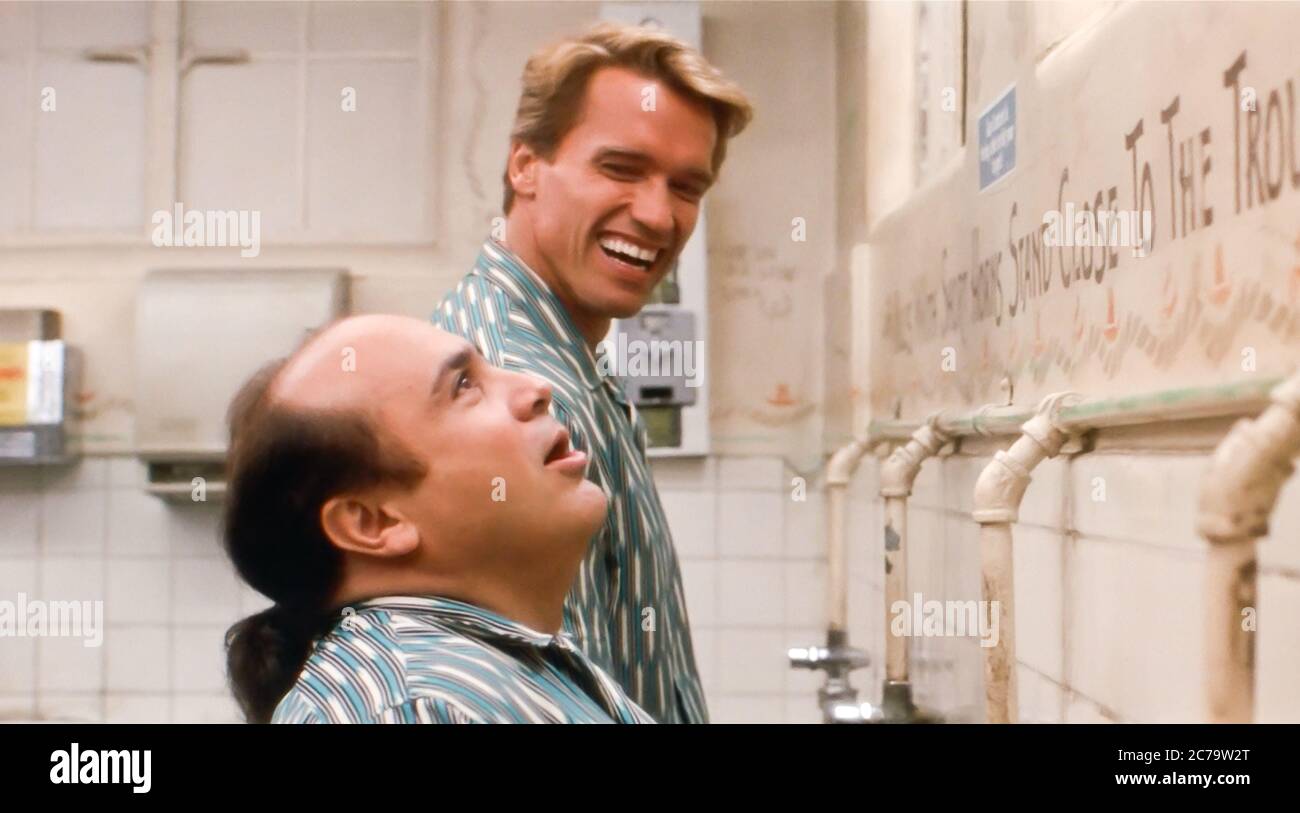 Danny devito twins 1988 hi-res stock photography and images - Alamy