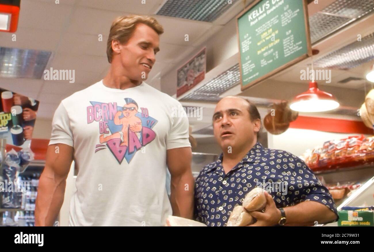 USA. Arnold Schwarzenegger and Danny DeVito in a scene from the ...