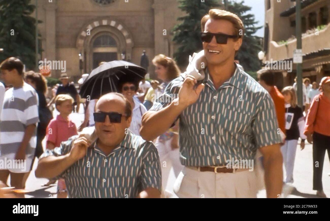 USA. Arnold Schwarzenegger and Danny DeVito in a scene from the ...