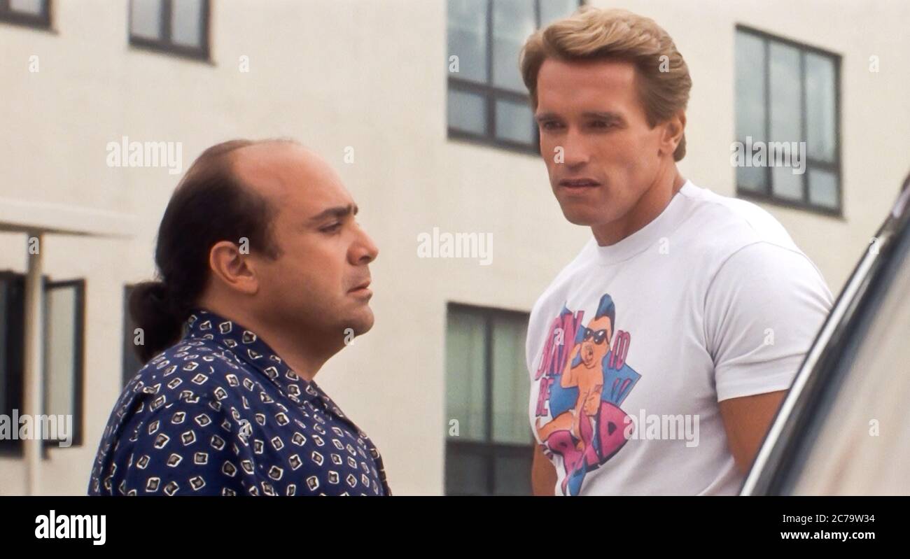 USA. Arnold Schwarzenegger and Danny DeVito in a scene from the ...