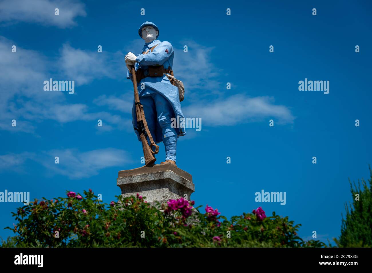 World war statue hi-res stock photography and images - Alamy