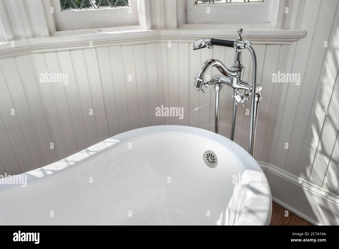 Vintage bath tub hi-res stock photography and images - Alamy